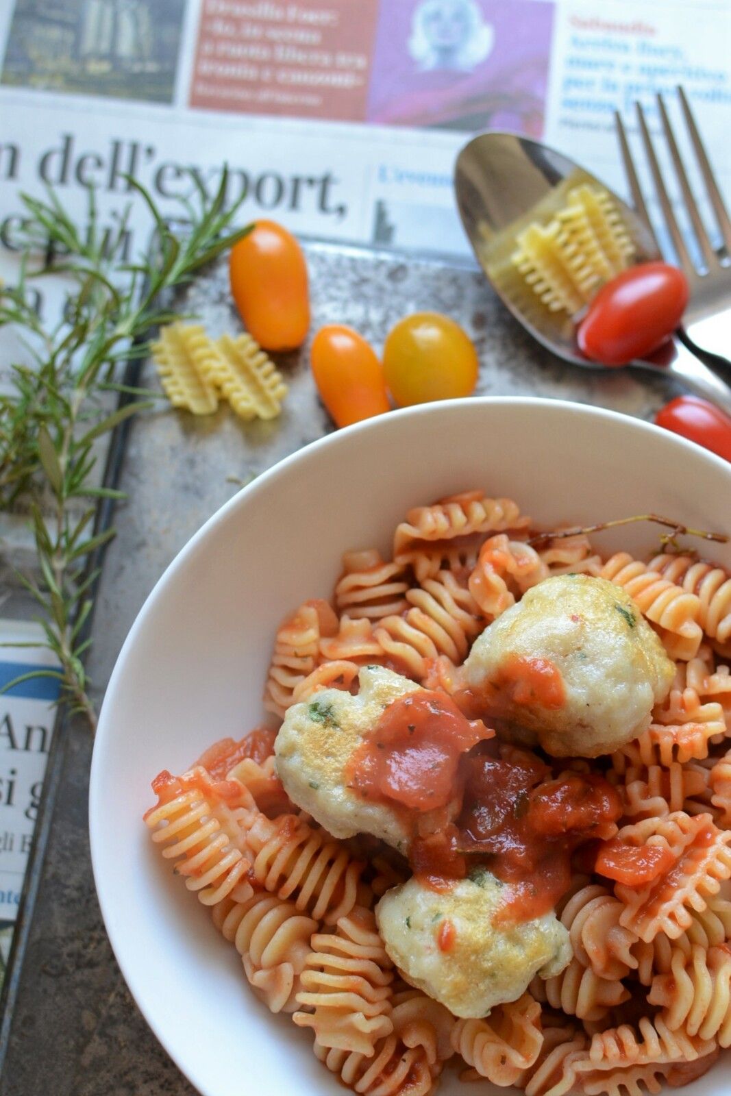 Pâtes boulettes de poisson et sauce tomates - Hum, ça sent bon ...